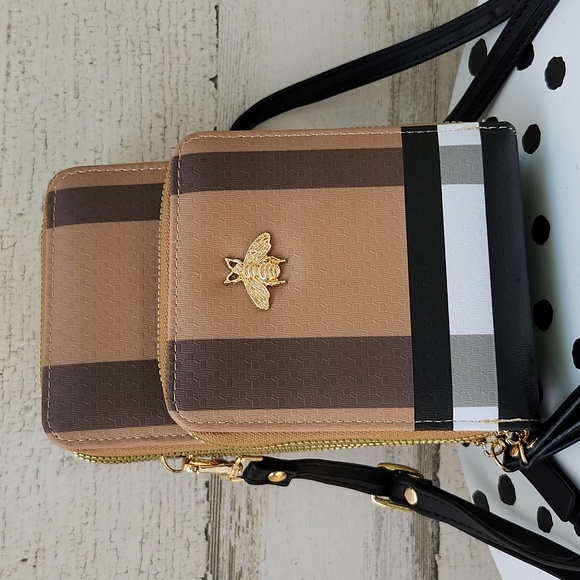 Deluxity Los Angeles | Bags | Nwot Deluxity Triple Zip Crossbody Bag ...